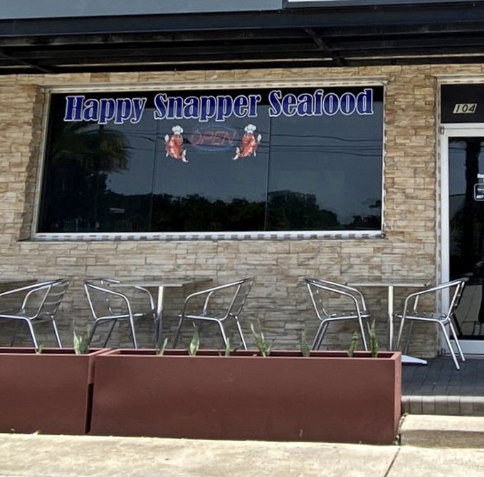 Outdoor seating for those who like their seafood with a side of Florida sunshine and fresh air.