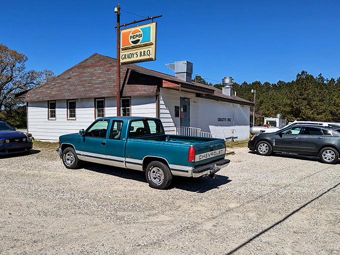 That vintage Pepsi sign and gravel parking lot tell you everything about priorities &ndash; it's all about the food here.