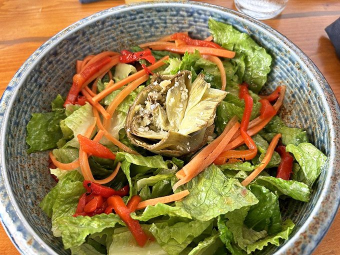 A salad that actually deserves your attention. Crisp greens, artichoke heart, and colorful vegetables prove that sometimes simplicity is the ultimate sophistication.