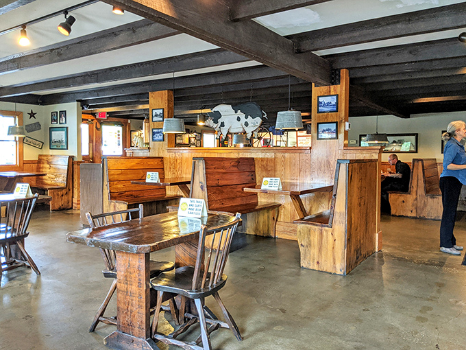 Wooden booths and tables that have witnessed thousands of "mmms" and "aahs"&mdash;the kind of authentic setting that makes food taste even better.
