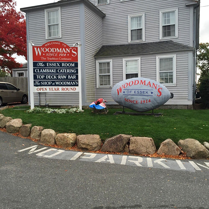 The giant clam statue and welcoming signage make it clear this isn't just any restaurant &ndash; it's a certified North Shore institution.
