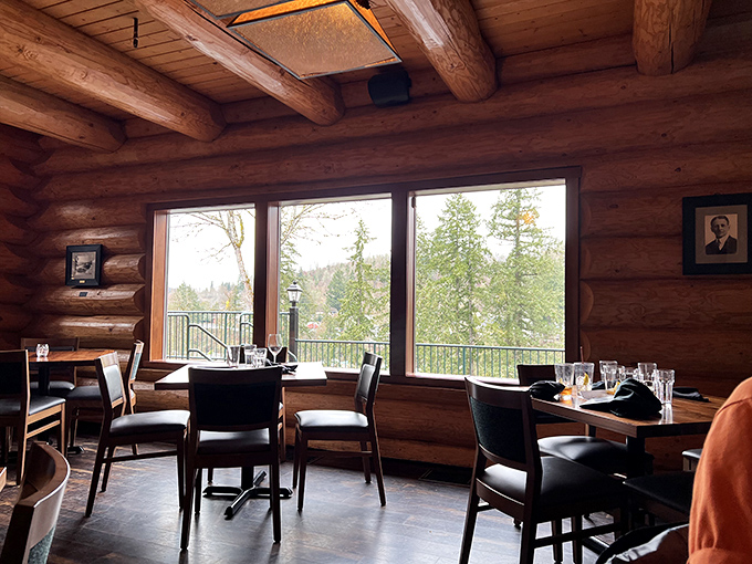 Window seats that give new meaning to dinner with a view. Nature's big-screen experience comes standard with every meal.