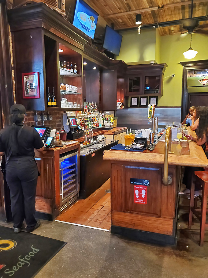 A bar that understands its mission: provide liquid courage for those about to embark on seafood adventures of epic proportions.