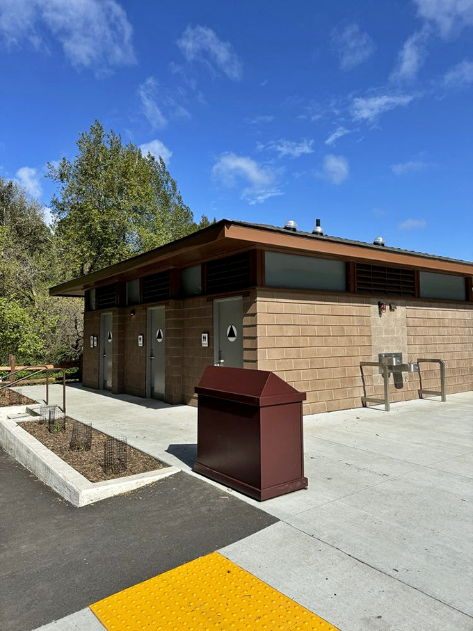 Even the facilities blend harmoniously with the surroundings. Practical architecture that respects its majestic neighbors.