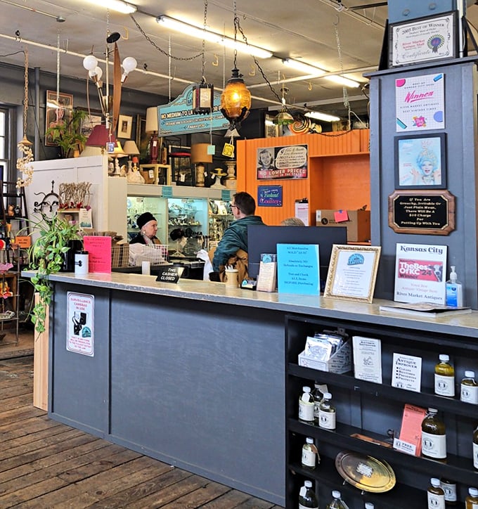 The checkout counter &ndash; where treasures and their new owners make it official. Plants and vintage signs create the perfect farewell station for your finds.