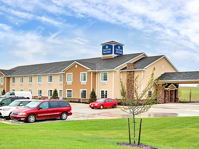 The Cobblestone Hotel stands ready to welcome visitors, its neat fa&ccedil;ade promising comfortable beds after long days of museum-hopping and antique-hunting.
