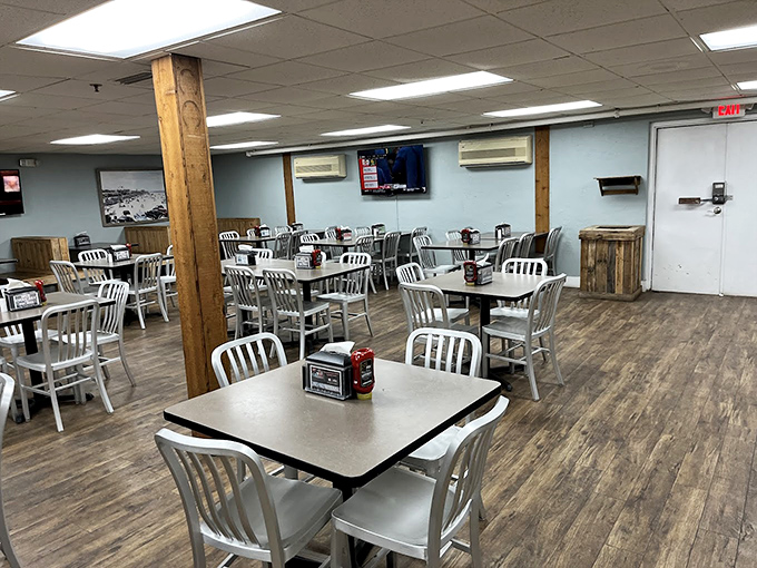 The market's dining area&mdash;civilization's outpost in a wilderness of commerce. Rest your feet, refuel your body, and strategize your next shopping move.