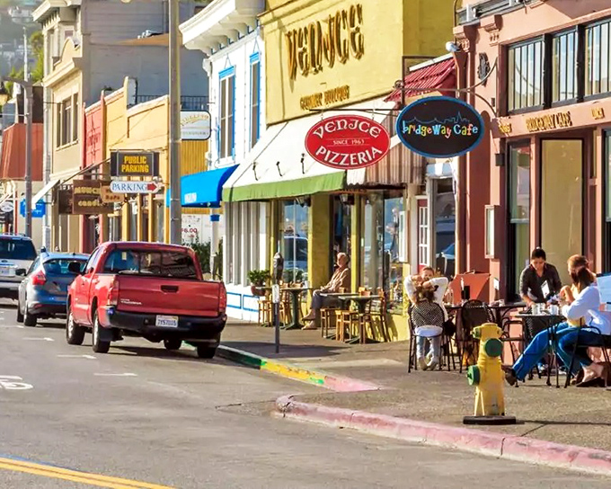 Venezia Pizzeria and Bridge Way Café – where sidewalk dining means savoring both Italian flavors and people-watching opportunities.