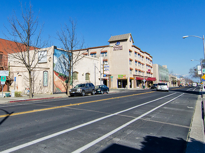Downtown Visalia offers wide streets and ample parking&mdash;luxuries that coastal Californians have long forgotten exist.