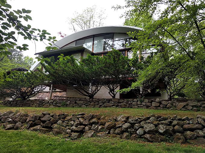 George Nakashima Woodworkers' modernist masterpiece nestles into the landscape like it grew there naturally. Architecture that converses with its woodland surroundings.