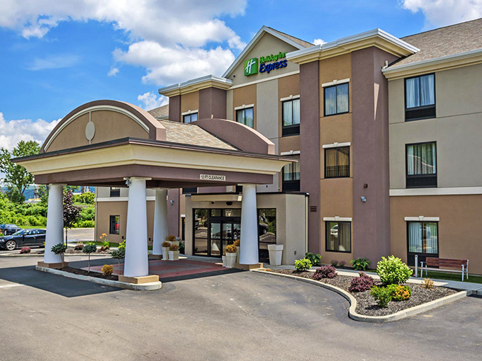 Modern comfort meets small-town hospitality at the Holiday Inn Express – because even relaxation seekers appreciate reliable Wi-Fi and breakfast buffets.