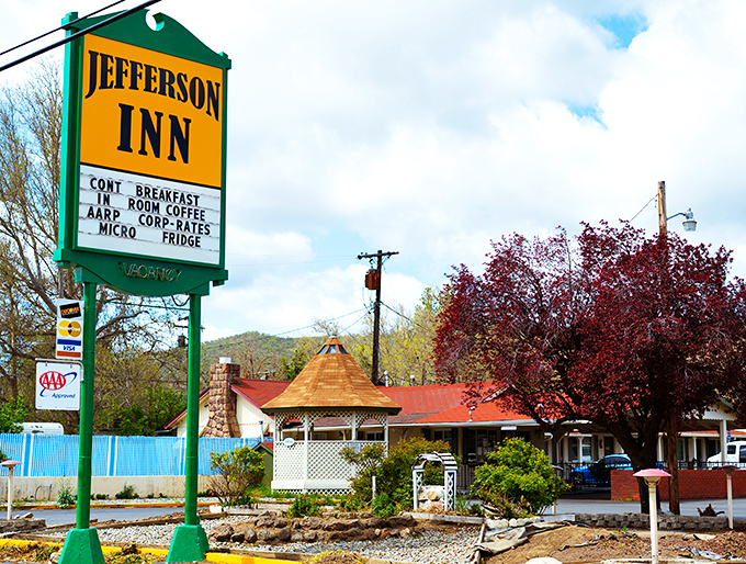 The Jefferson Inn offers comfortable lodging for visitors exploring Yreka's charms. Where continental breakfast doesn't mean a stale muffin in plastic wrap.