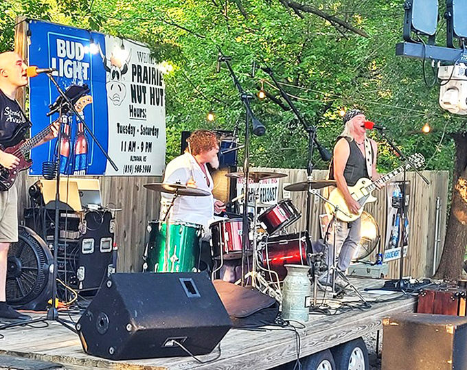 Live music transforms this humble eatery into the Carnegie Hall of rural Kansas. Where else can you enjoy world-class burgers with a side of rock 'n' roll?