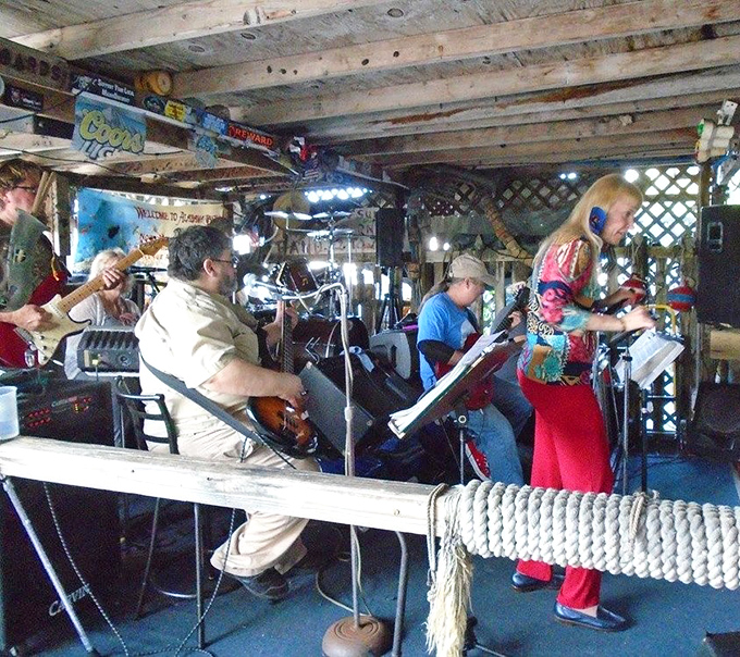 Live music under the rafters, because nothing pairs with seafood quite like good tunes and cold beer.