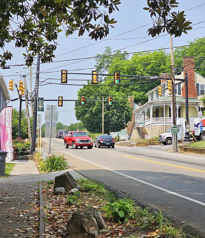 Traffic lights in Dandridge don't rush you &ndash; they're just gentle suggestions to pause and appreciate the historic homes lining the streets.