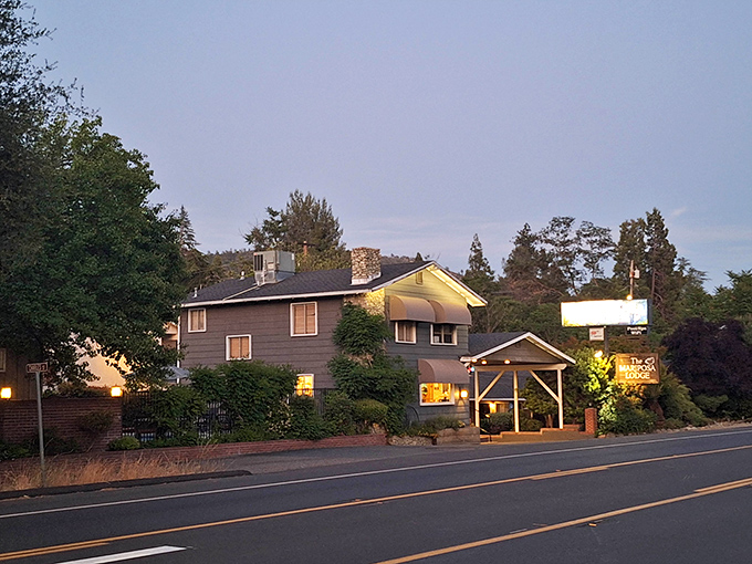 Twilight transforms this Mariposa lodge into a cozy haven where road-weary travelers can recharge before another day of mountain exploration.