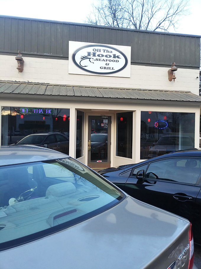 Off Tha Hook brings seafood to the landlocked, proving that good fish travels well when it's done right.