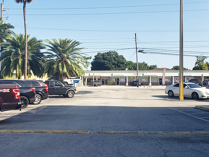 Palm trees stand guard over a parking lot that fills up fast—the universal sign of food worth leaving home for.