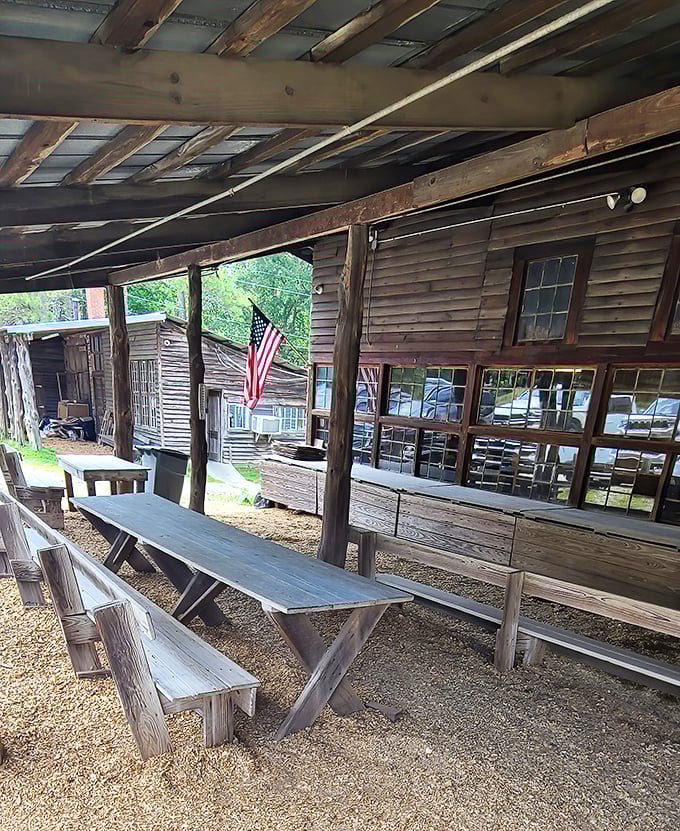 Al fresco dining, barbecue-style. That American flag isn't just decoration &ndash; it's a reminder you're experiencing a national treasure.
