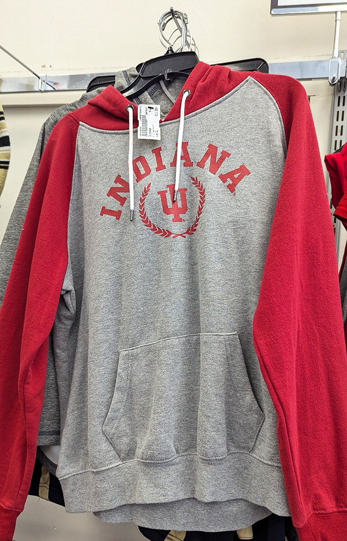 Hoosier pride never goes out of style. This IU hoodie has plenty of school spirit left for its next owner.