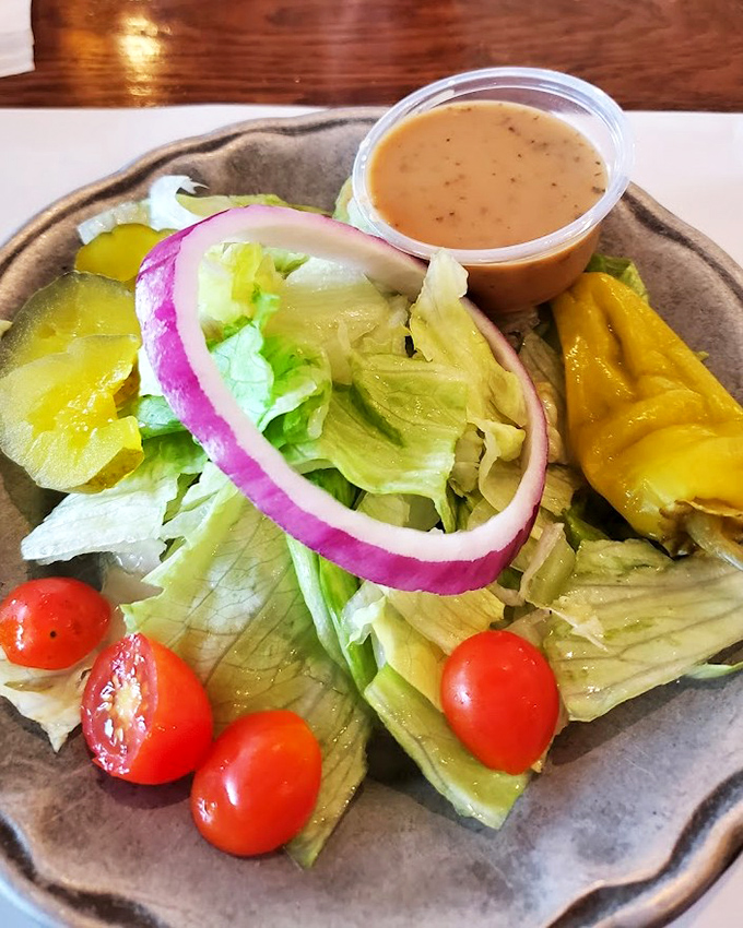 A salad that knows its supporting role perfectly. Fresh, crisp, and colorful &ndash; the ideal opening act before the seafood headliner arrives.