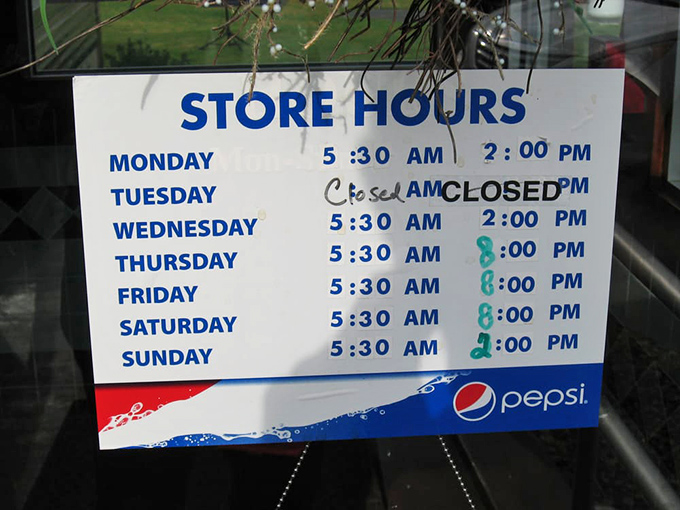 Early birds get the worm &ndash; and the best seats &ndash; at Hometown Diner, where doors open before the sun fully rises.