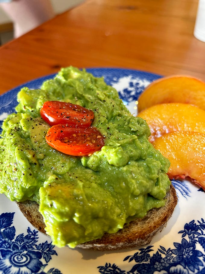 Even healthy choices look Instagram-worthy here, though let's be honest&mdash;you're thinking about that cinnamon roll for dessert.