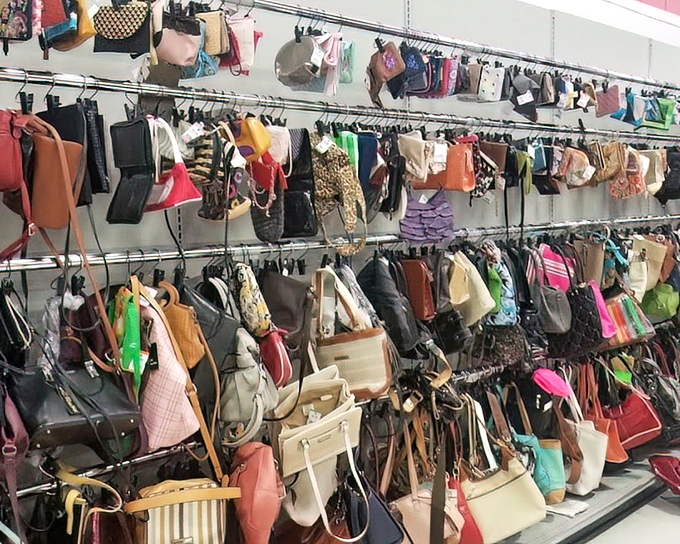 Handbag heaven for the accessory enthusiast! Designer lookalikes and genuine finds hang together in democratic fashion harmony.