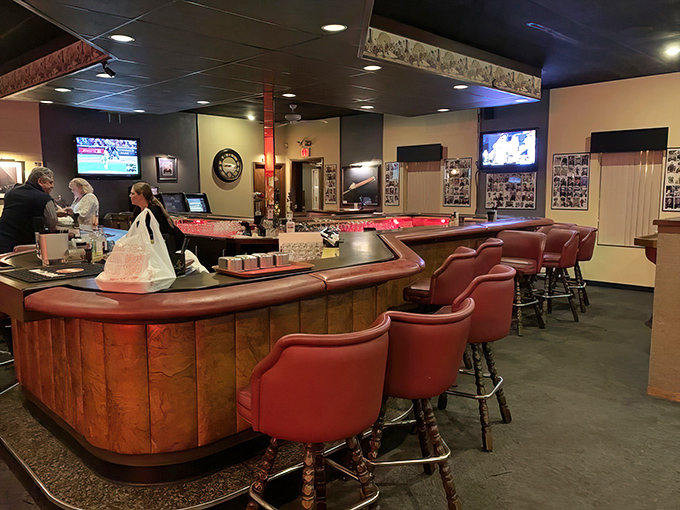 The classic horseshoe bar with its comfortable stools invites you to settle in. Many great evenings begin right here.