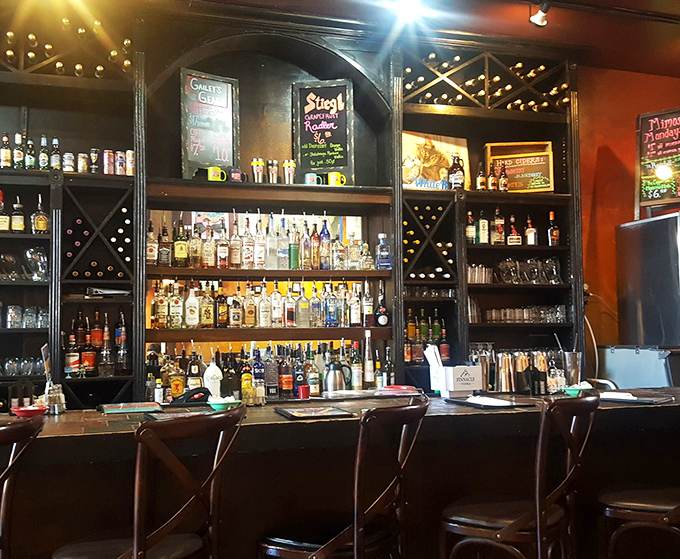 A bar that understands morning mimosas and evening cocktails deserve equal respect. Breakfast without borders&mdash;or time constraints.