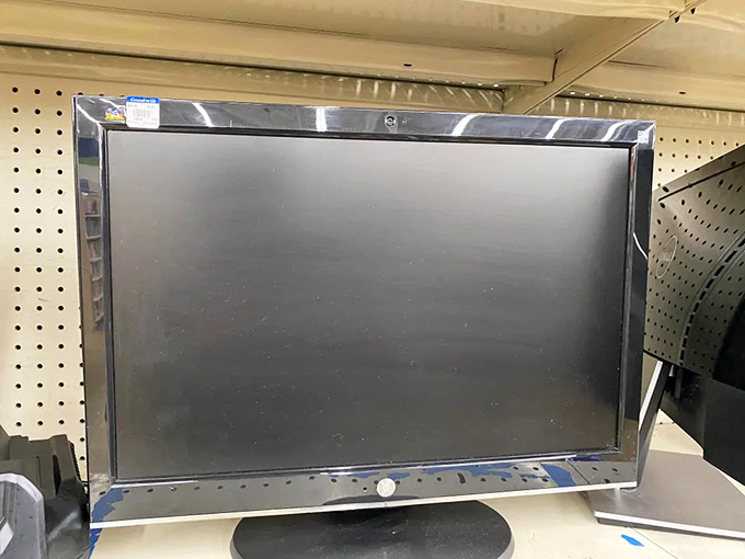 Last year's technology at yesterday's prices – the electronics section offers everything from basic alarm clocks to occasionally striking gold with vintage audio equipment.