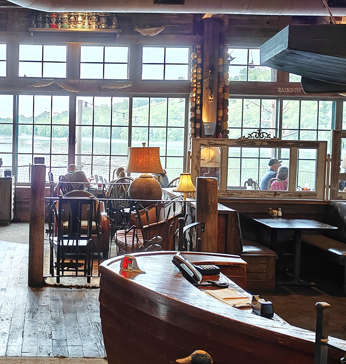 Those windows aren't just for views&mdash;they're cinema screens showing Lake Taneycomo's ever-changing moods while you feast on local specialties.