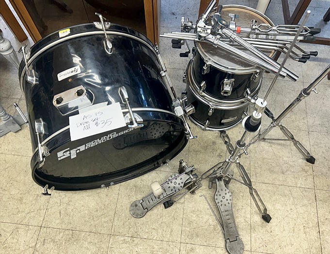 A drummer's dream discovery! This professional kit probably has stories of high school bands, garage jam sessions, and maybe even a few local gigs.