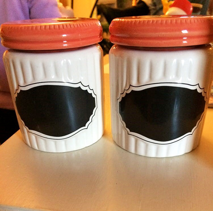 Kitchen canisters with character – because even flour deserves a stylish home.