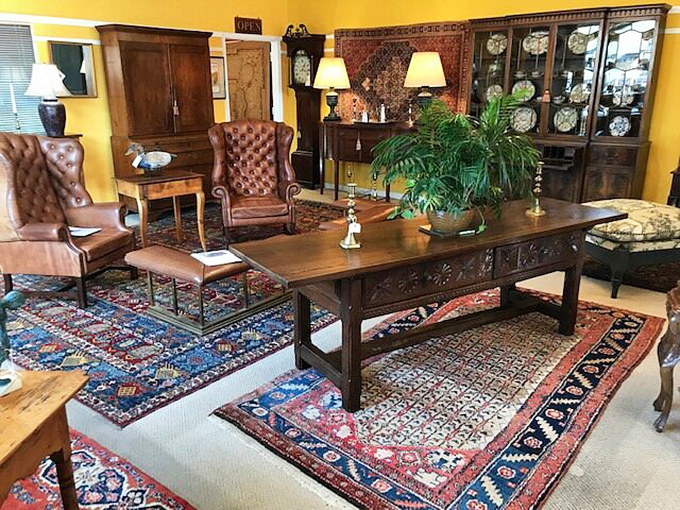 This living room setup isn't just furniture&mdash;it's a stage where life happens. Those leather chairs have "sit here and tell me your troubles" written all over them.