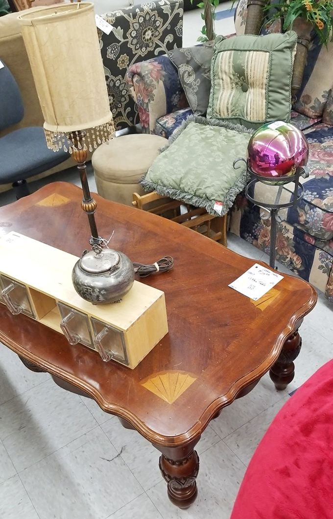 This coffee table with its elegant inlay and vintage lamp could be the sophisticated centerpiece your living room has been missing.