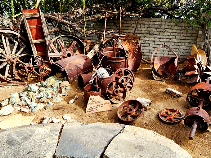 Old mining relics rusting beautifully, reminding us that humans have been trying to make it in the desert for generations now.