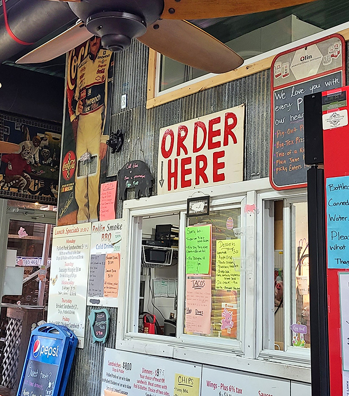 Inside, corrugated metal and handwritten menus create the perfect "no-nonsense" atmosphere. Serious food doesn't need fancy surroundings.