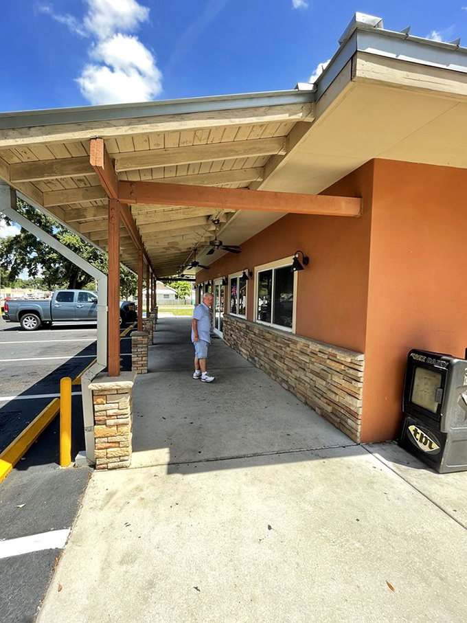The covered walkway offers a moment of anticipation before the smoky goodness within. Like the red carpet to meat paradise.