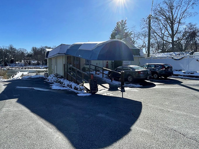 Even in winter, Donnelly's stands ready to warm you with seafood comfort &ndash; Mother Nature's cold shoulder gets the cold shoulder here.