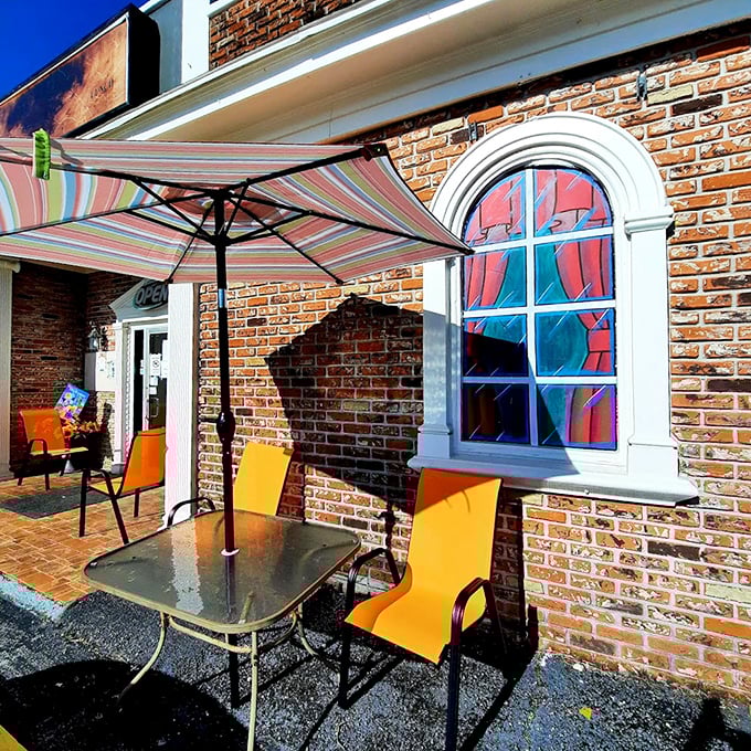 Outdoor seating for those rare Florida days when it's neither raining, sweltering, nor being invaded by mosquitoes. A breakfast miracle.