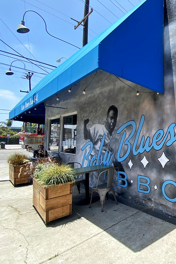 California sunshine meets Southern hospitality on this sidewalk patio. The mural sets the mood before you even taste a bite.