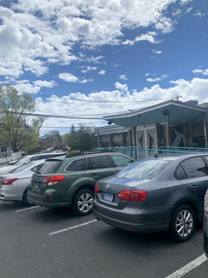 A full parking lot &ndash; the universal sign language for "the food inside is worth waiting for."