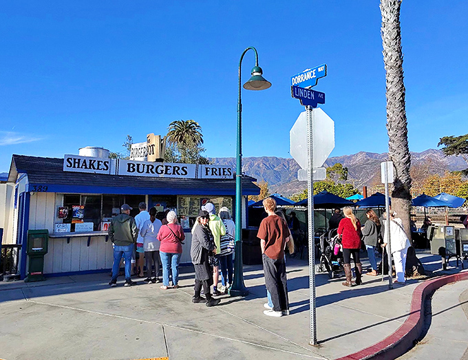 That line of eager customers proves good food needs no advertising beyond word of mouth.