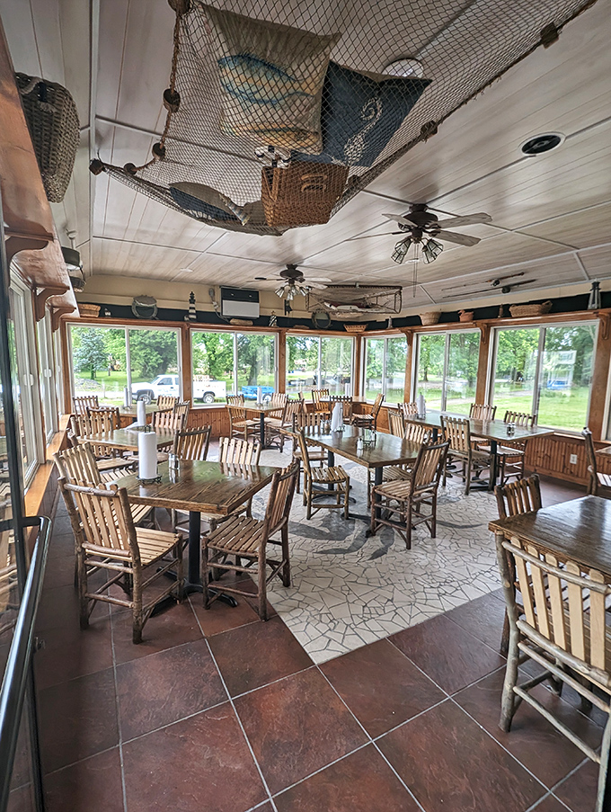 Fishing nets suspended from the ceiling complete the maritime charm. The panoramic windows create a dining room bathed in natural light.