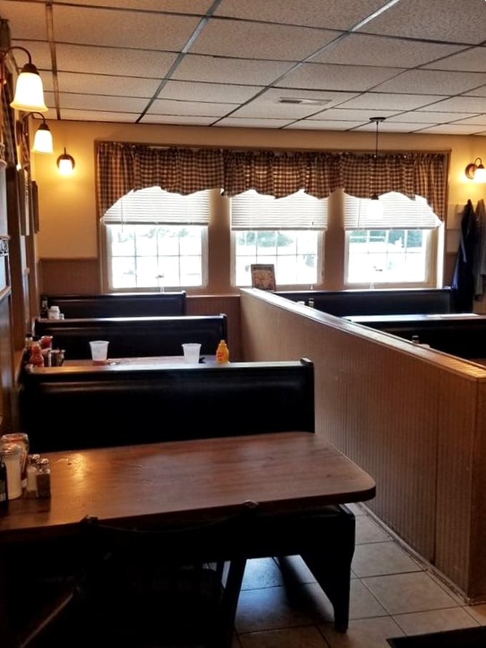 These booths have cradled countless conversations and comfort food comas. Simple, functional, and somehow more inviting than your own kitchen.