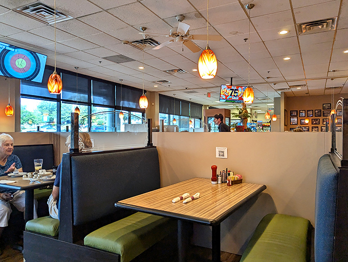 Booth seating with pops of green adds just enough color without distracting from lunch.