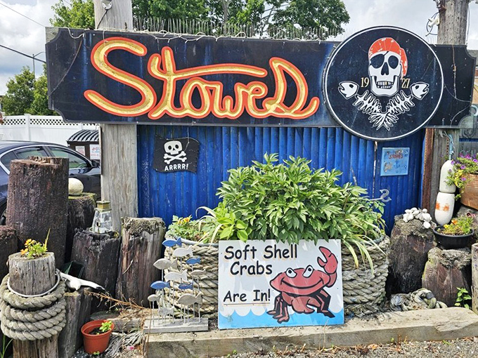 The sign says it all: pirates knew where treasure was buried, and at Stowe's, it's under a pile of soft shell crabs.