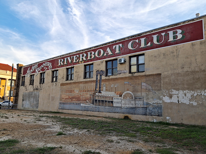 Auntie Skinner's Riverboat Club wears its history on its wall &ndash; literally &ndash; with a mural that recalls Jefferson's steamboat glory days.