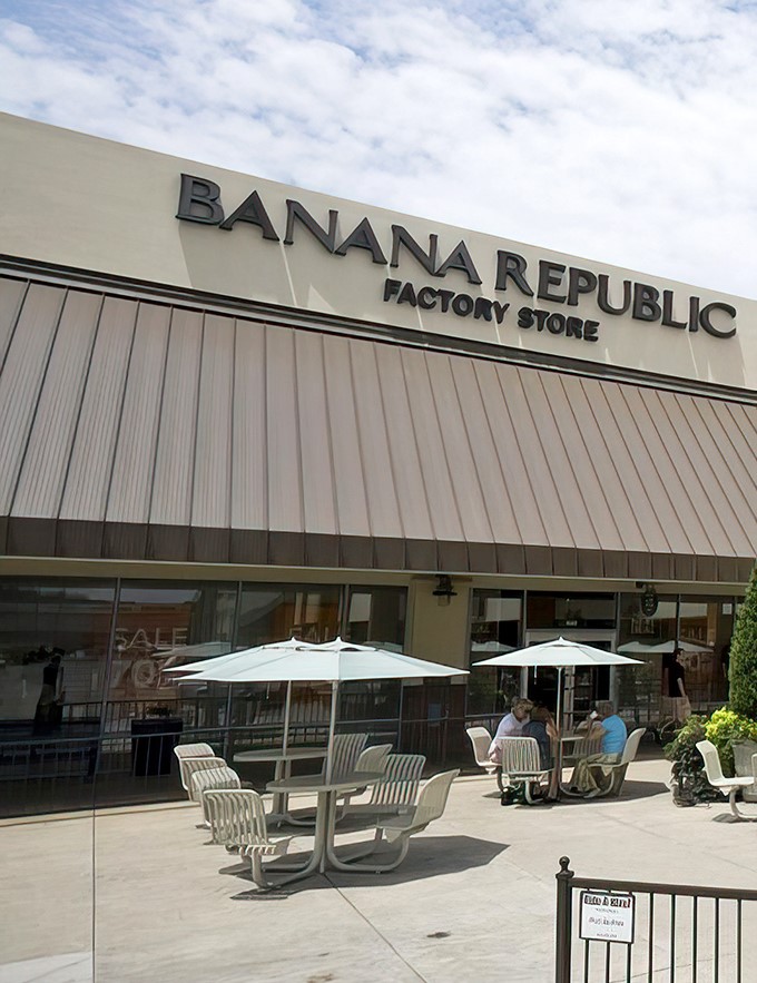 Banana Republic's outdoor seating area: the perfect spot to rest weary shopping feet or contemplate whether you really need that fifth button-down shirt. (Spoiler: you do.)